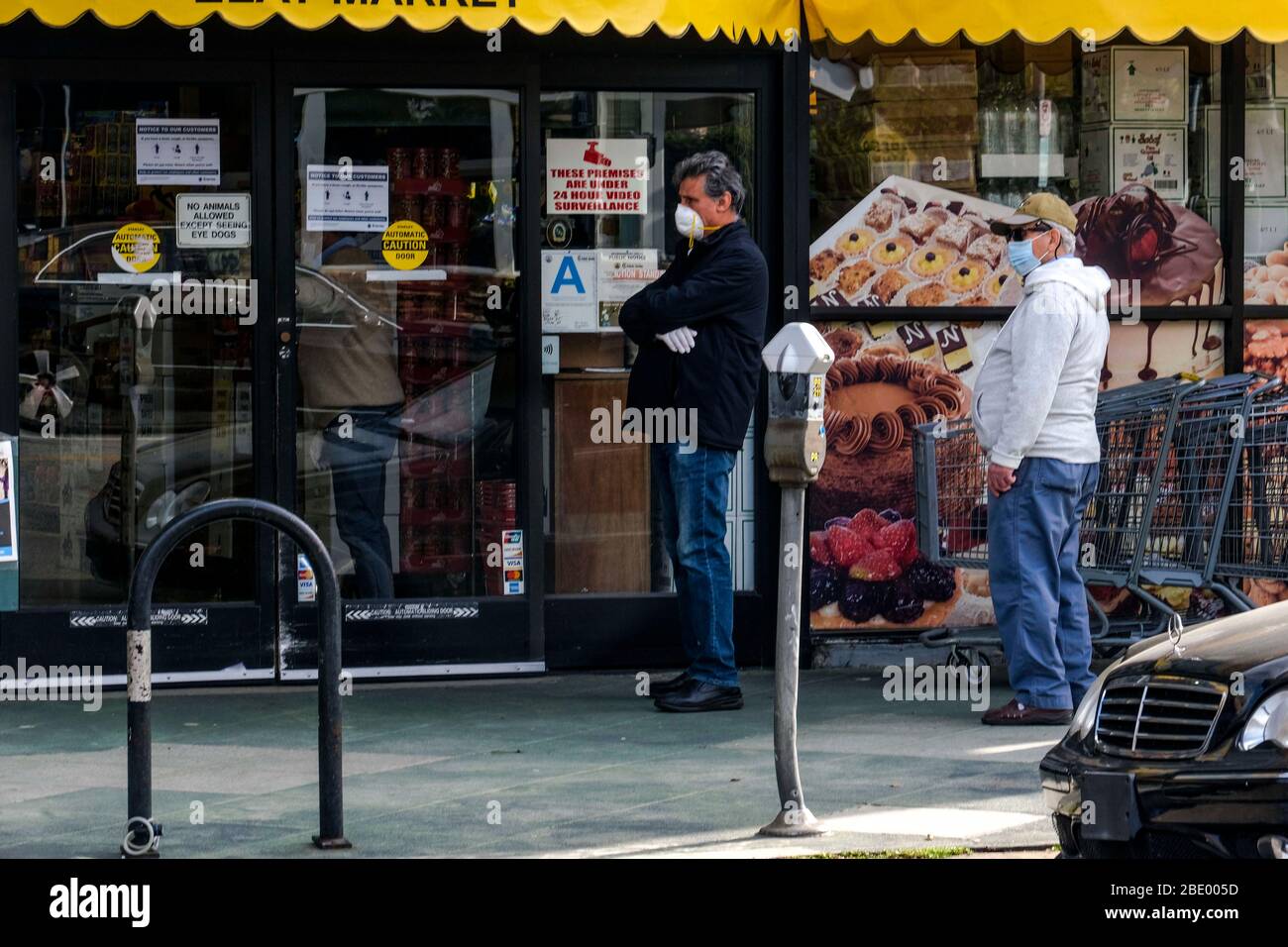 Los Angeles, California, USA. 8th Apr, 2020. Face masks, empty beaches ...