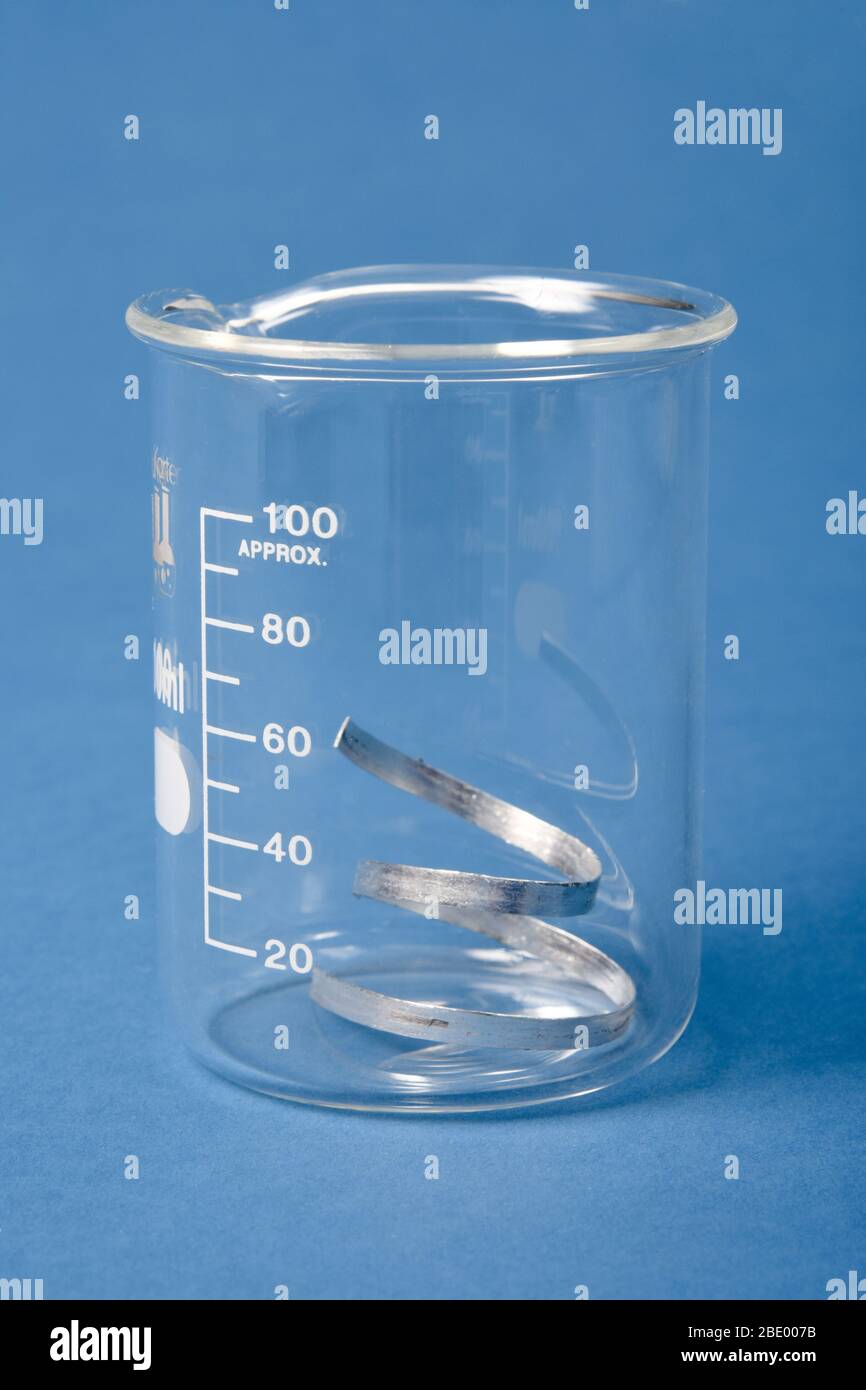 Magnesium Reacting with Acid Stock Photo - Alamy