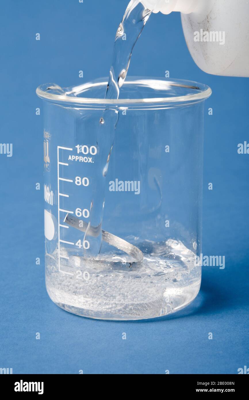 Magnesium Reacting with Acid Stock Photo - Alamy