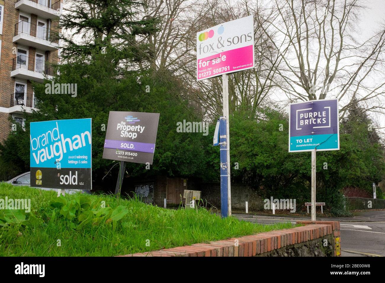 Sold signs outside houses hi-res stock photography and images - Alamy