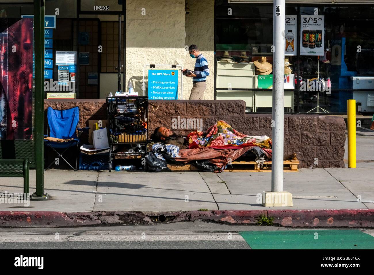 Los Angeles, California, USA. 8th Apr, 2020. Face masks, empty beaches ...
