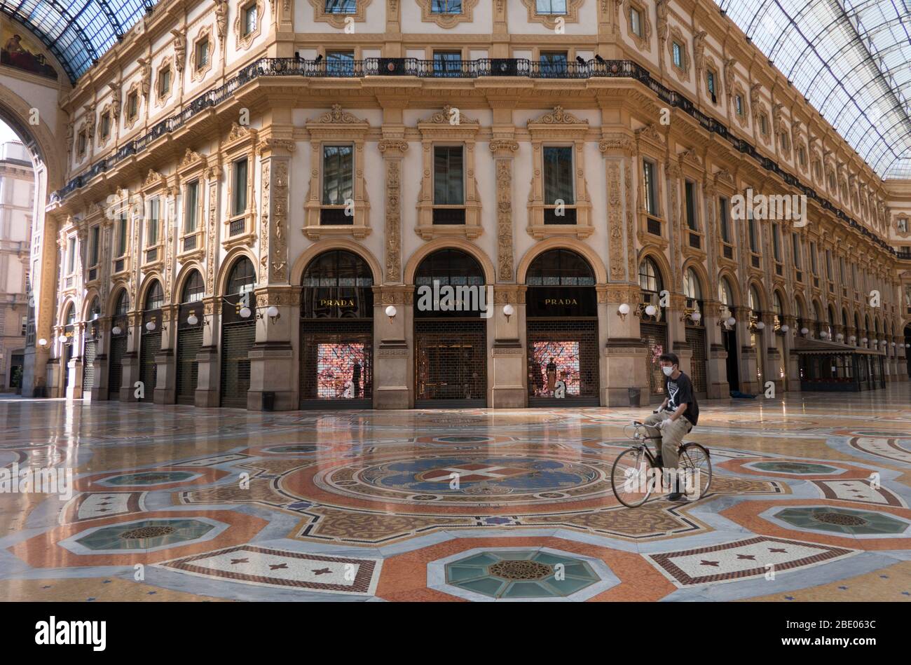 Deserted landmark and monument: Galleria Vittorio Emanuele II in Milan ...