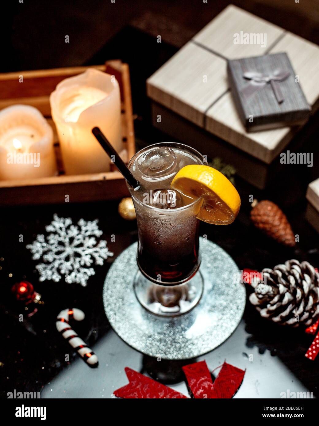 coca cola with ice and lemon Stock Photo - Alamy