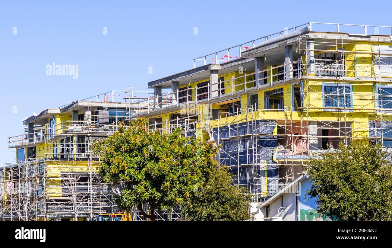 Feb 3, 2020 Mountain View / CA / USA - Multifamily residential building ...