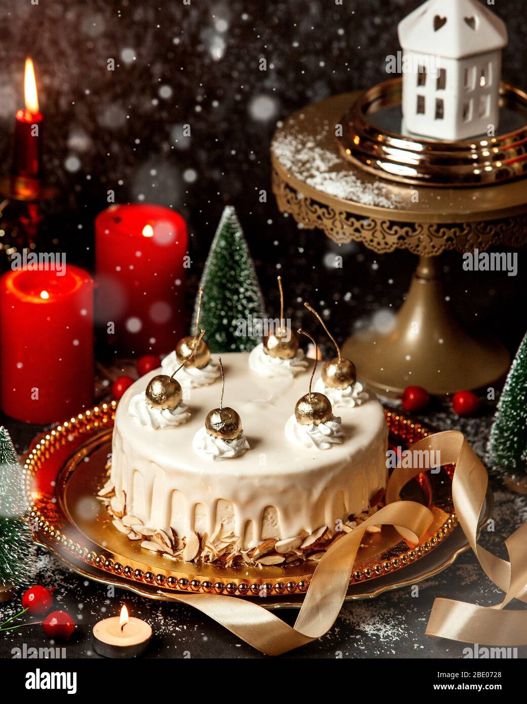 Gold topped dessert hi-res stock photography and images - Alamy