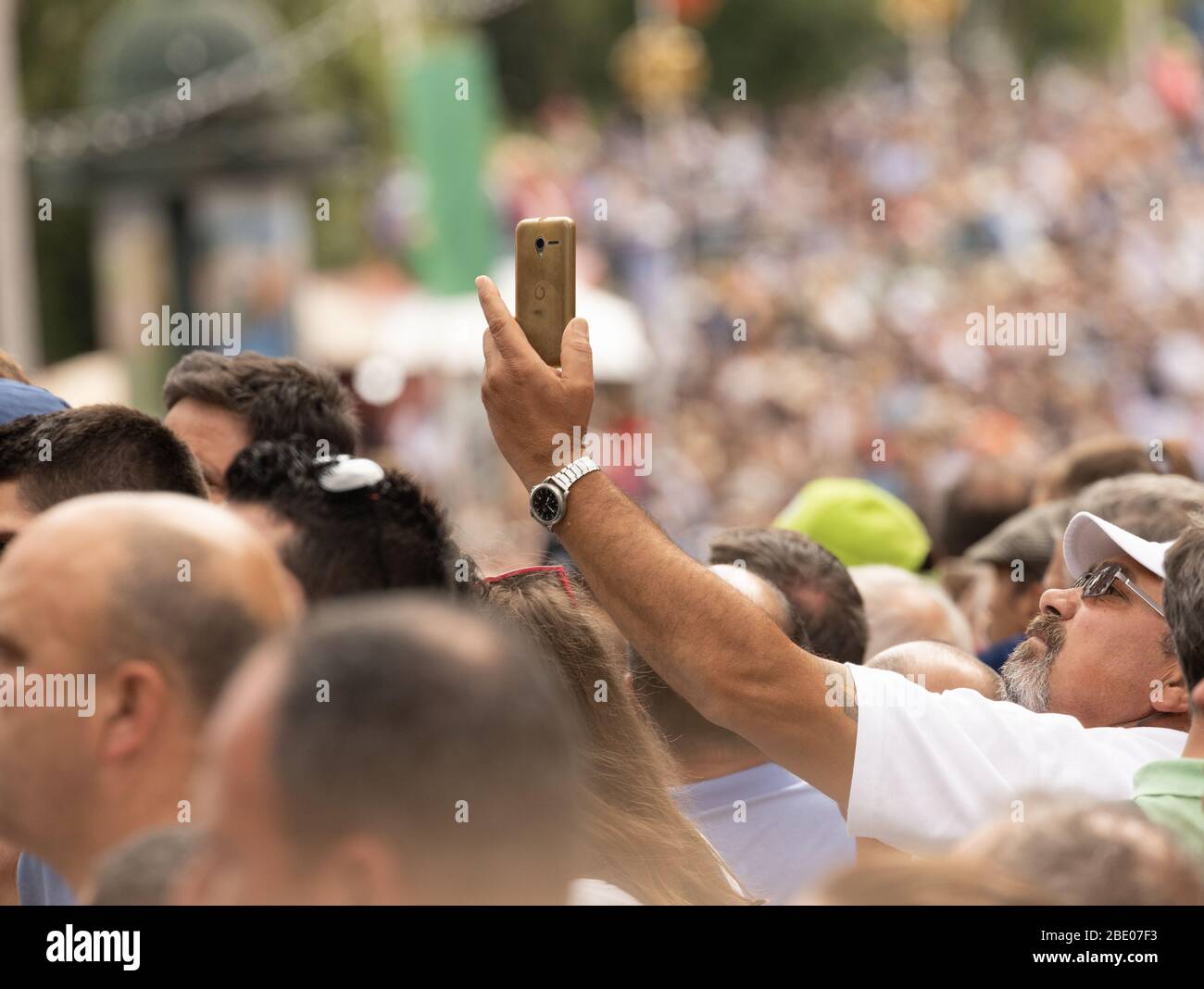 Phones crowd hi-res stock photography and images - Alamy