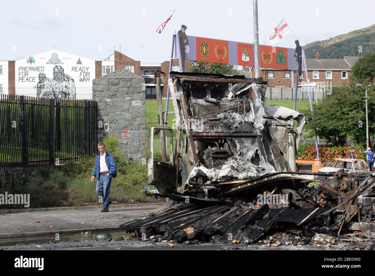 Burnt out lorry hi-res stock photography and images - Alamy