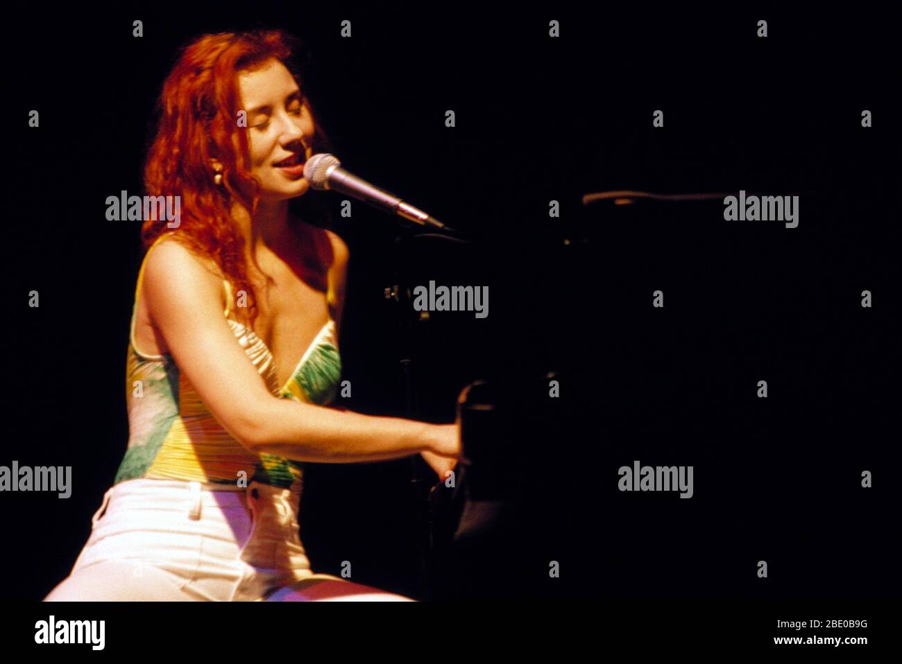 Tori amos 1990s hi-res stock photography and images - Alamy