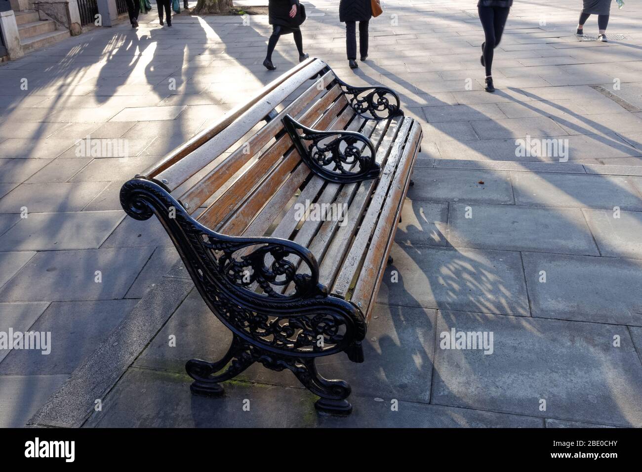 Empty wooden bench hi-res stock photography and images - Alamy