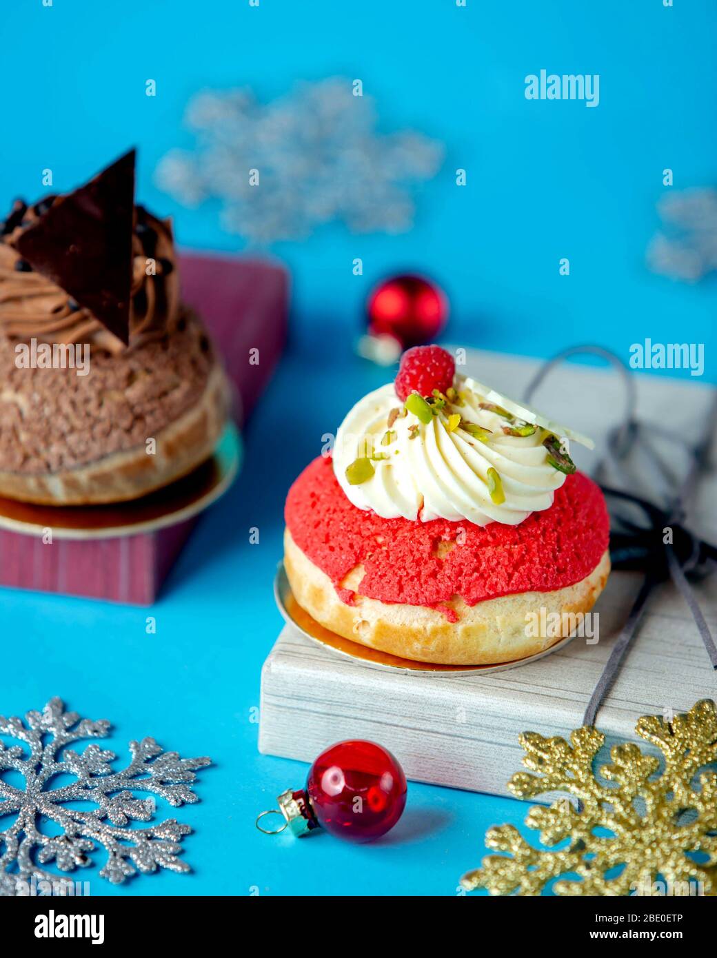 round dessert with cream and pistachio topping Stock Photo - Alamy