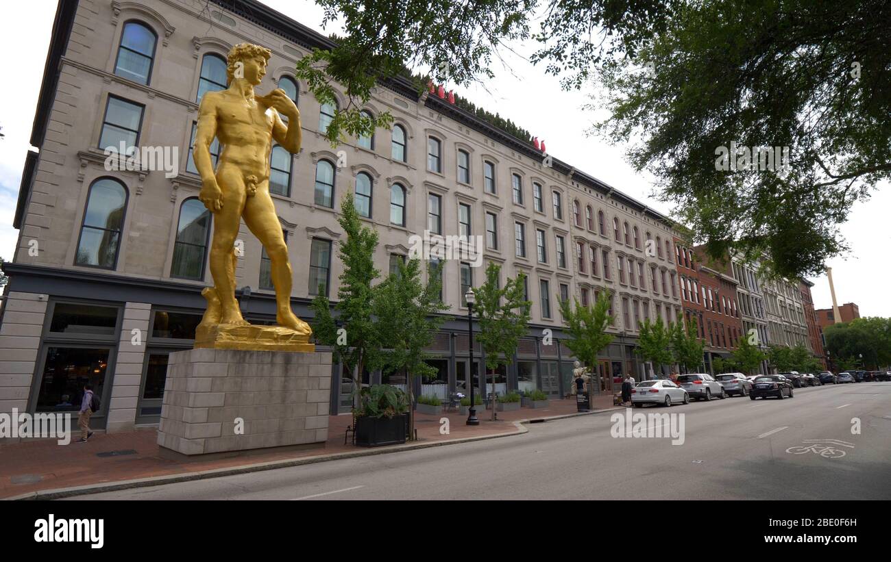 Golden david statue main street hi-res stock photography and images - Alamy