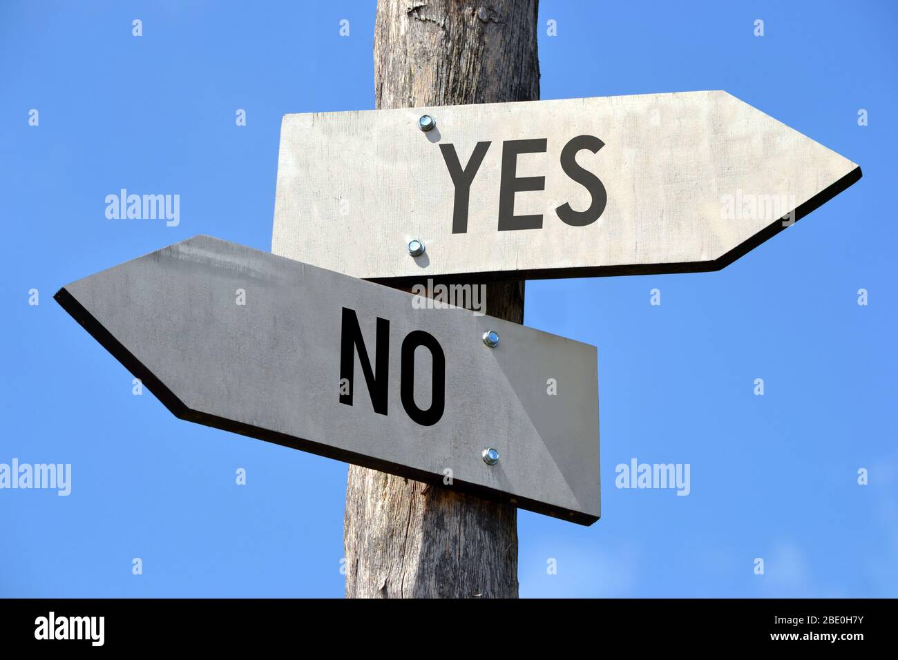 Yes and no signpost Stock Photo - Alamy