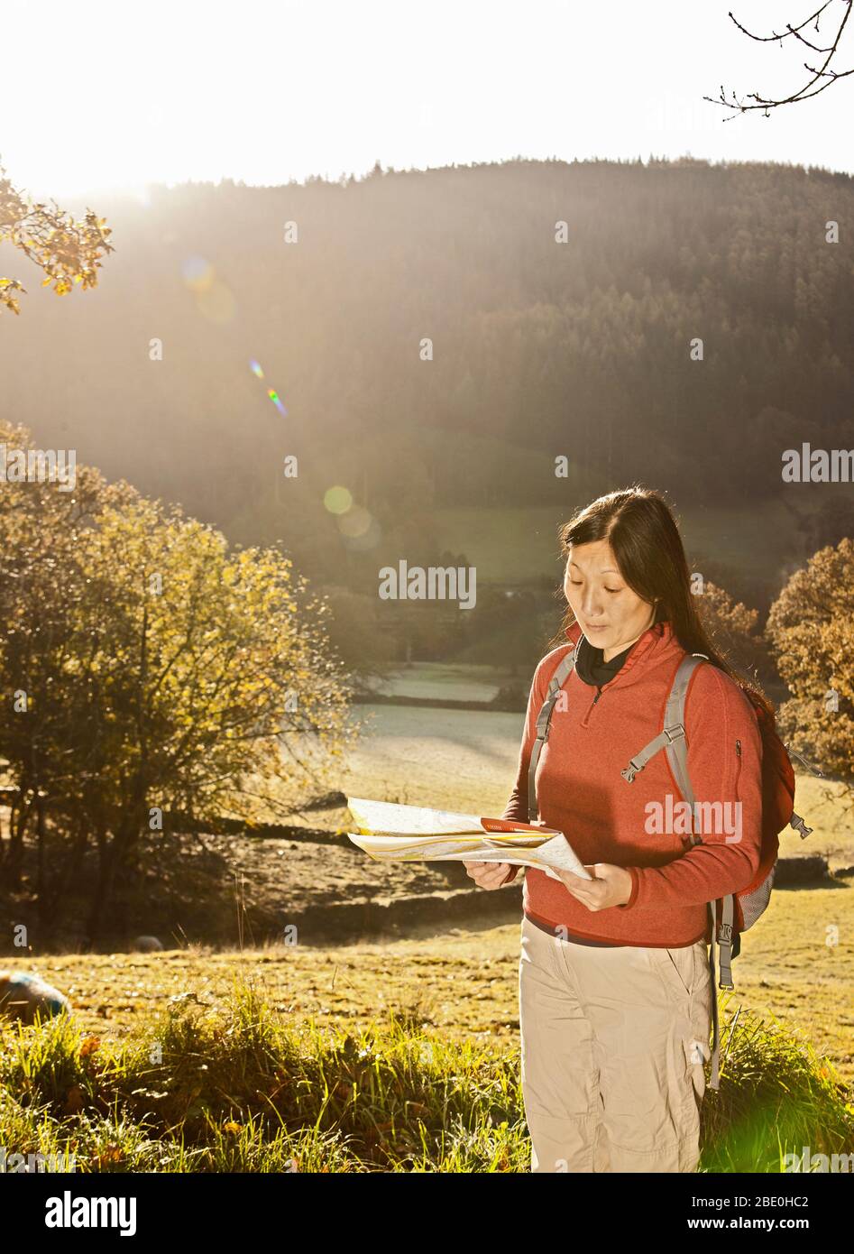 Female reading map hi-res stock photography and images - Alamy