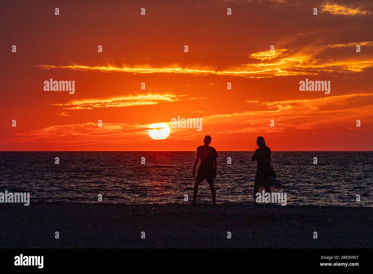 Couple sunset boats hi-res stock photography and images - Alamy