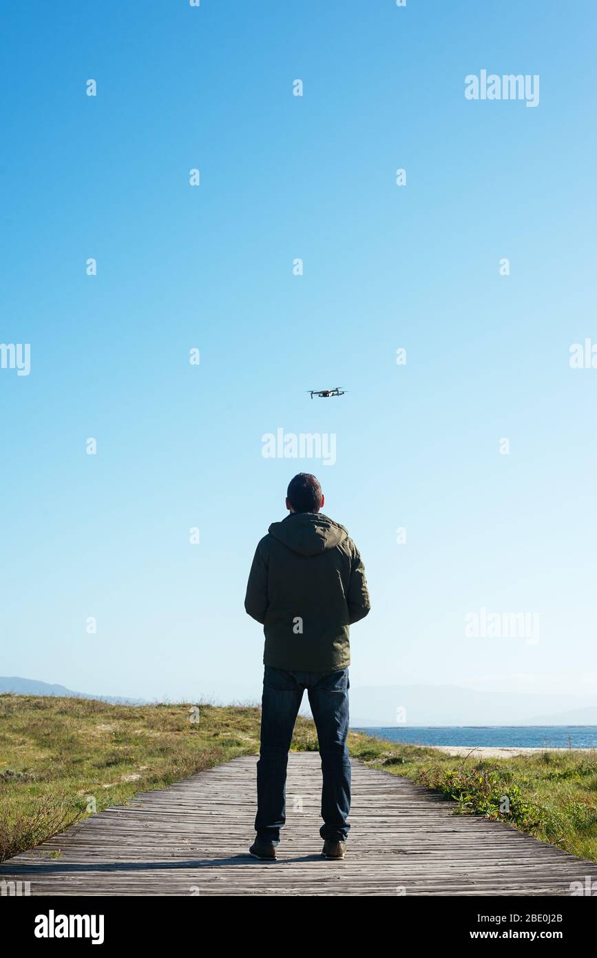 Flying backwards drone hi-res stock photography and images - Alamy