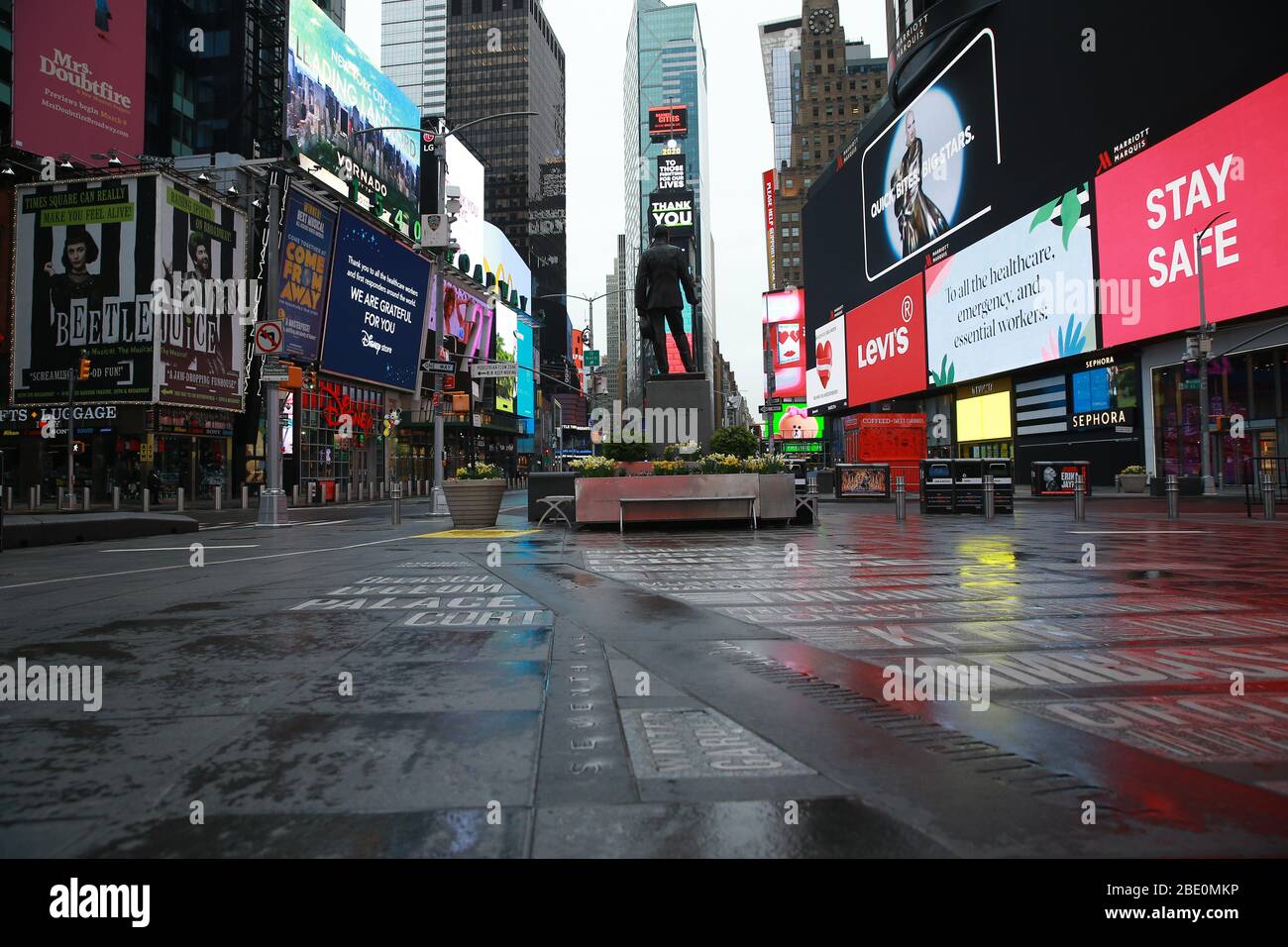 Empty landmarks times square hi-res stock photography and images - Alamy