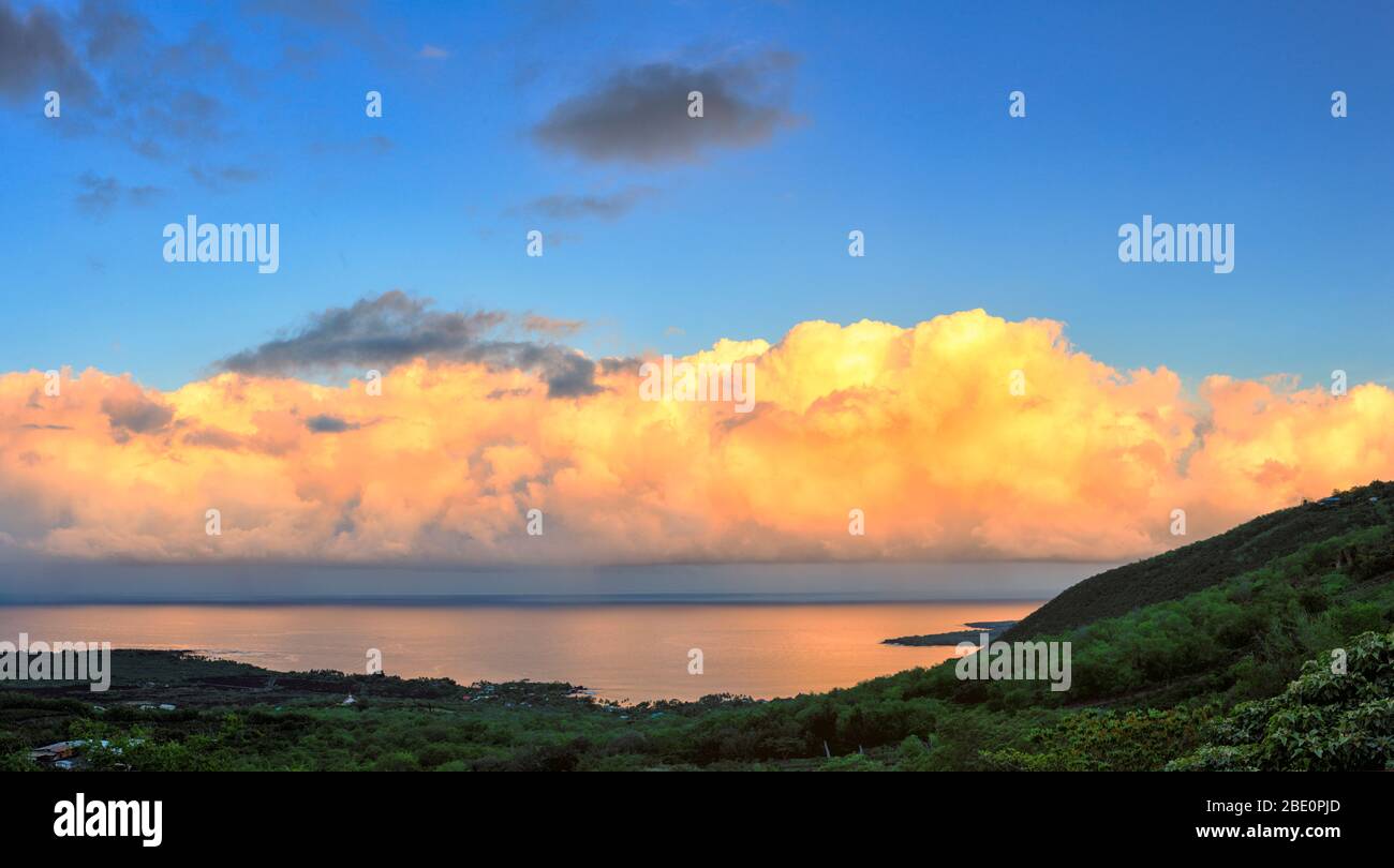 Cumulus clouds over pacific ocean hi-res stock photography and images ...