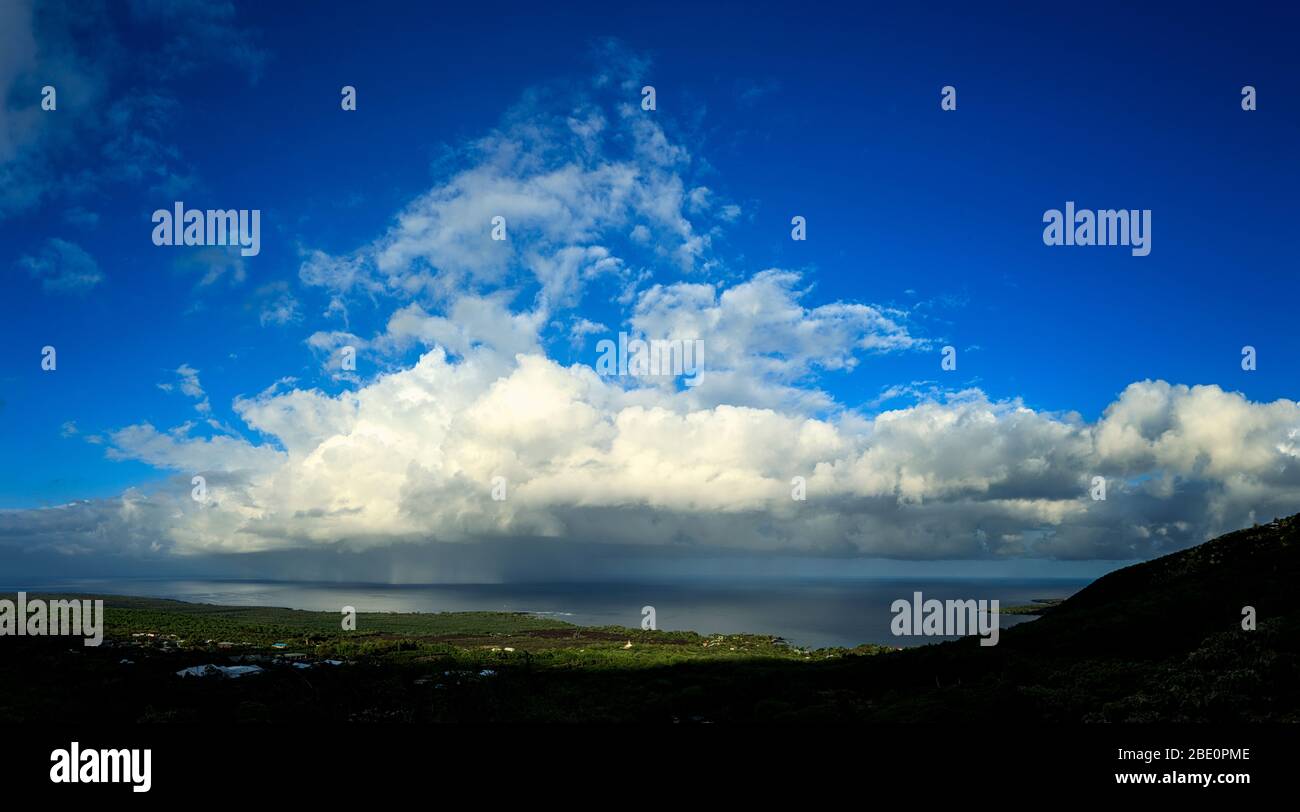 Cumulus clouds over pacific ocean hi-res stock photography and images ...