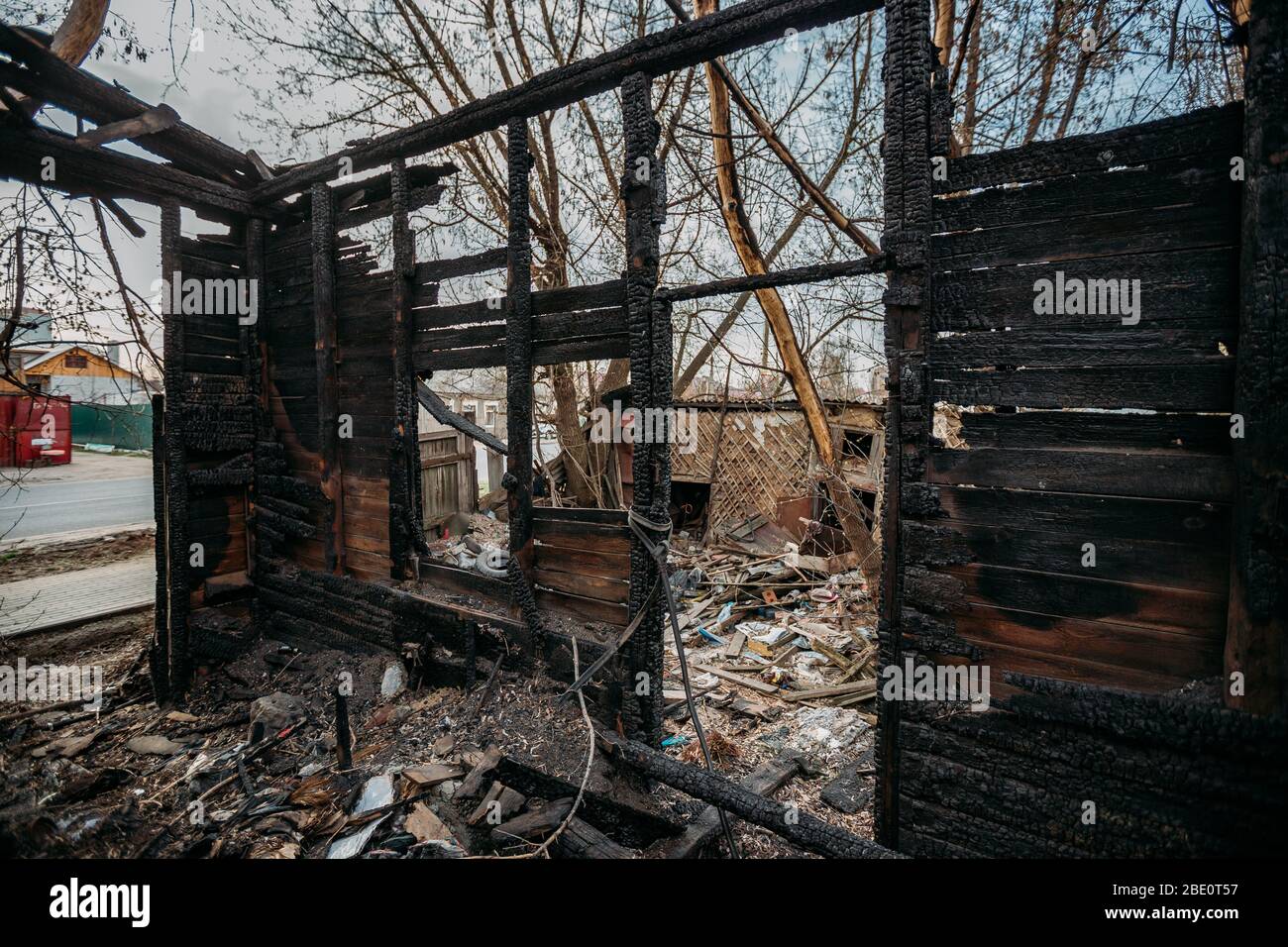 Consequences of fire. Completely burnt wooden house Stock Photo - Alamy