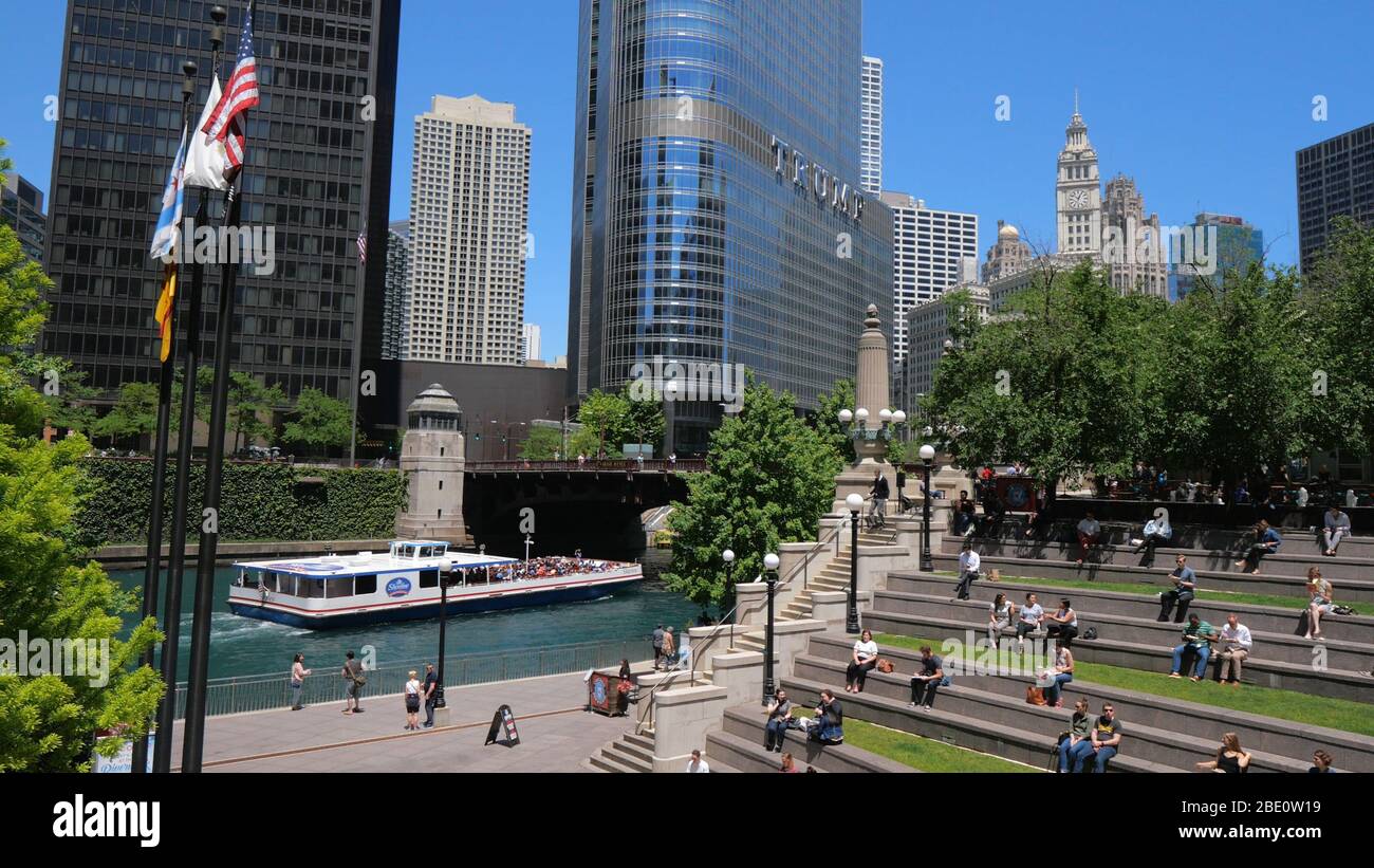 The popular riverside of Chicago River - CHICAGO, UNITED STATES - JUNE ...