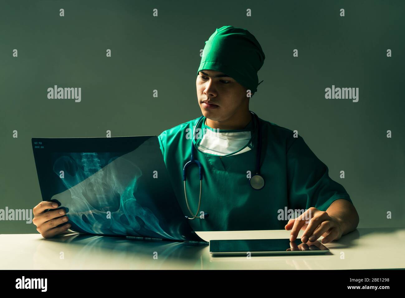 Radiologist mammogram hi-res stock photography and images - Alamy
