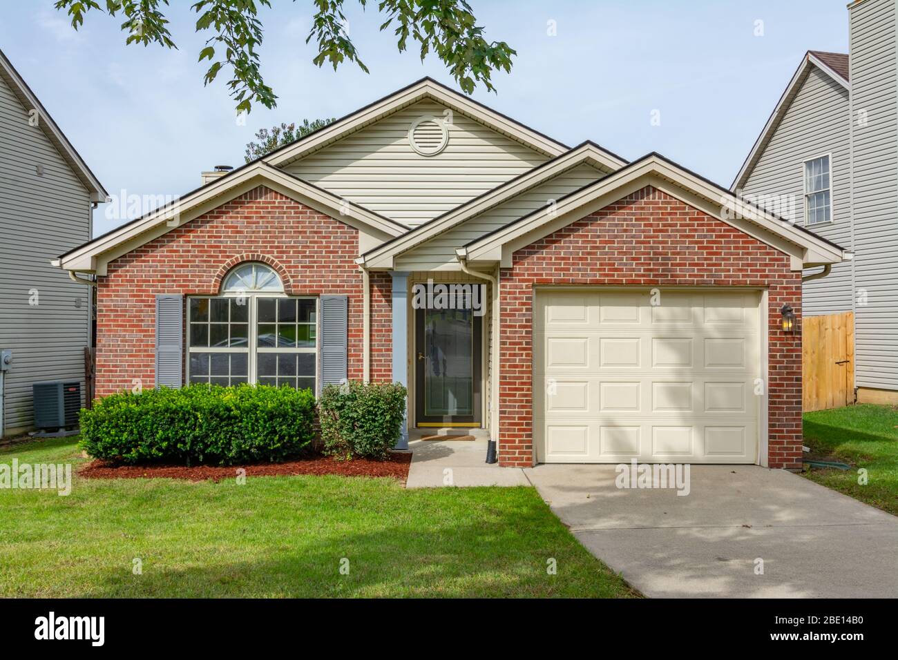 Small ranch house hi-res stock photography and images - Alamy