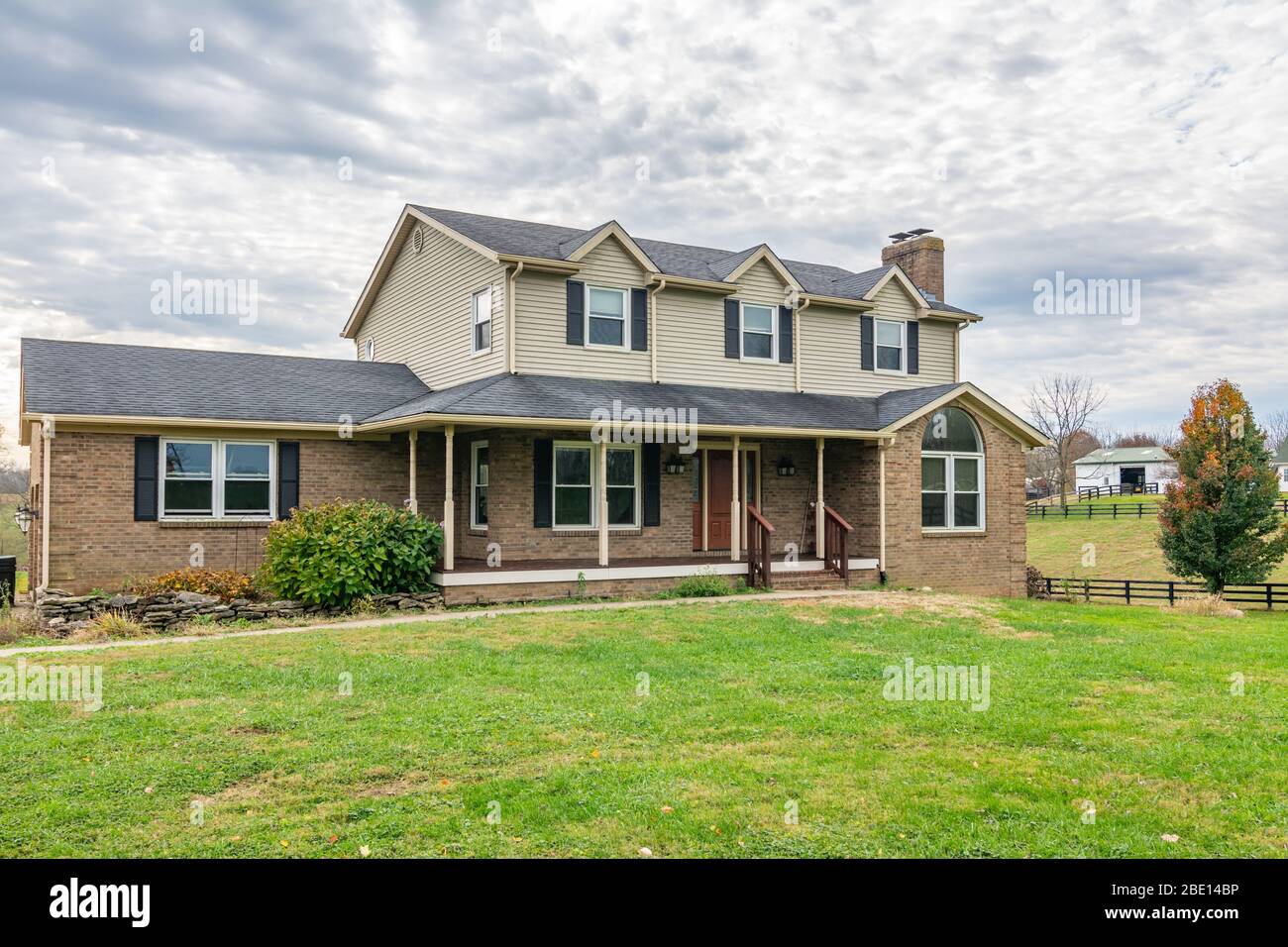 Two story structure hi-res stock photography and images - Alamy