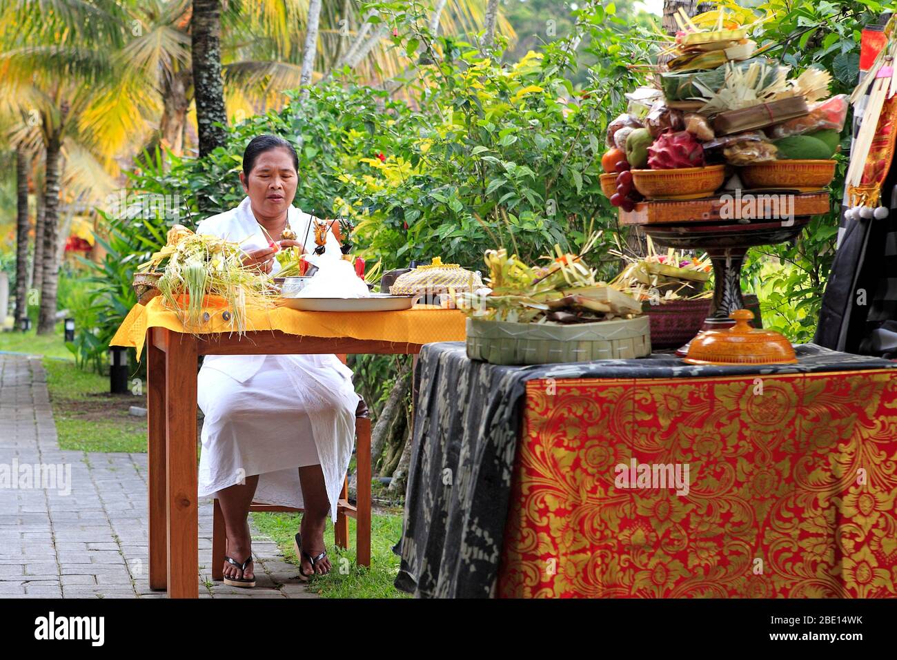 Hindu Priestess during ceremony. Ubud, Bali, Indonesia Stock Photo - Alamy