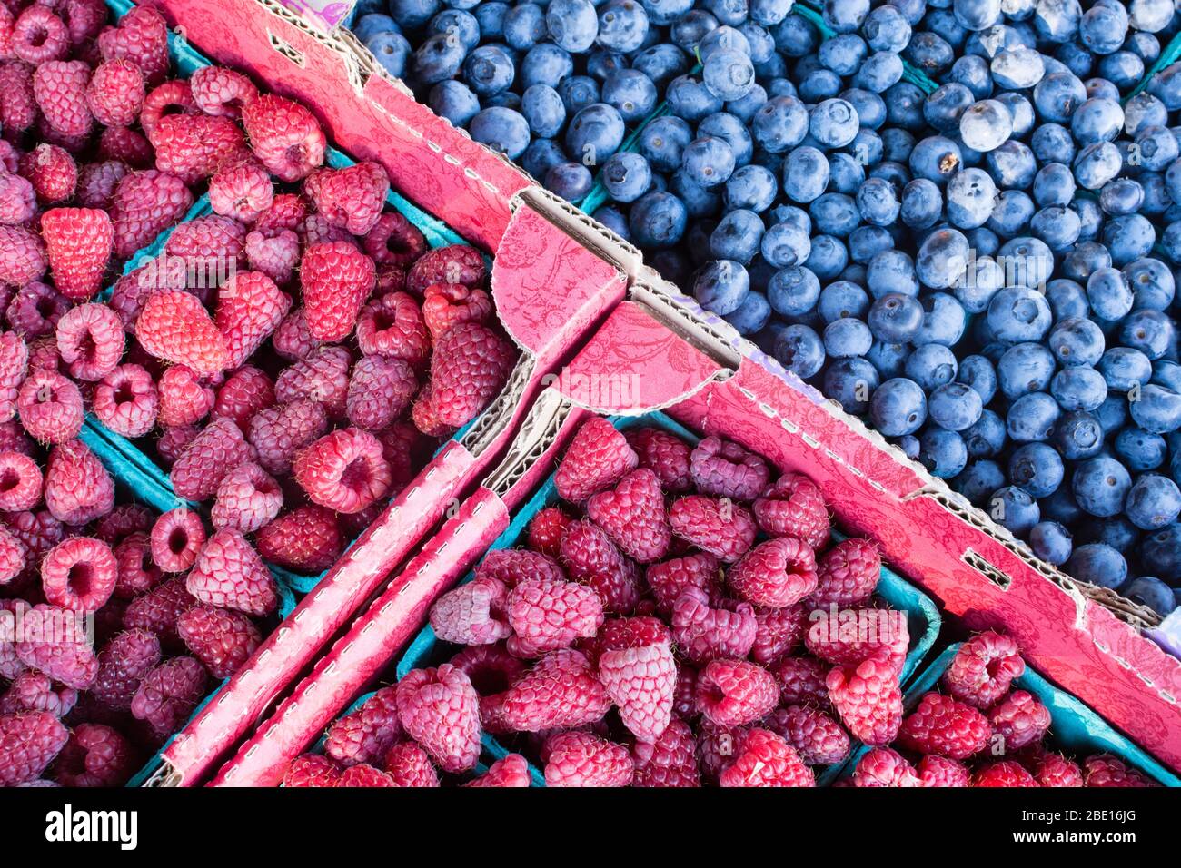 Raspberry and blueberry on a farmers market Stock Photo - Alamy