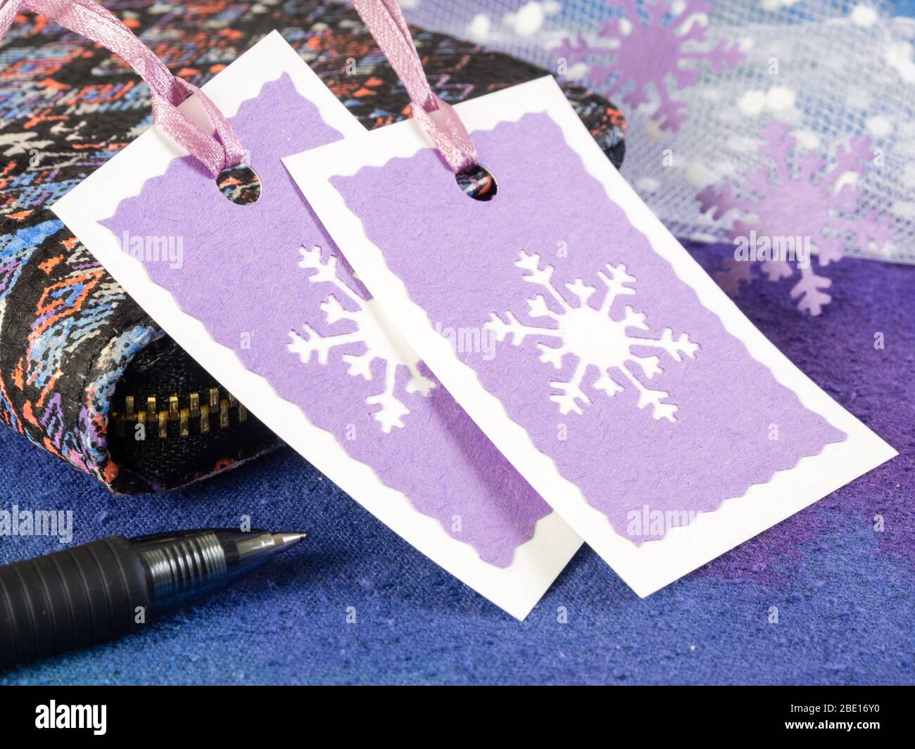 Christmas gift tags with wallet and writing pen Stock Photo - Alamy