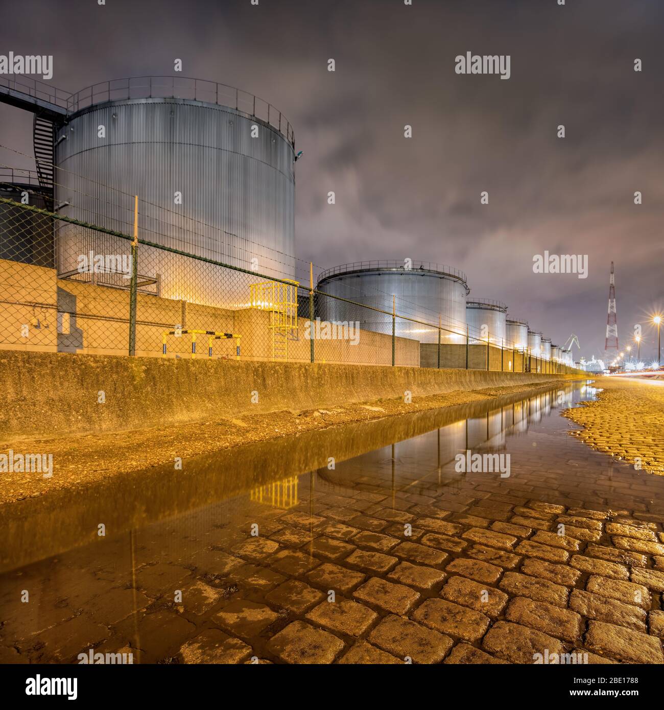 Night storage tank hi-res stock photography and images - Alamy