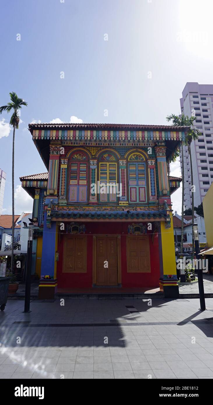 colorful chinese temple in the city of singapore Stock Photo - Alamy