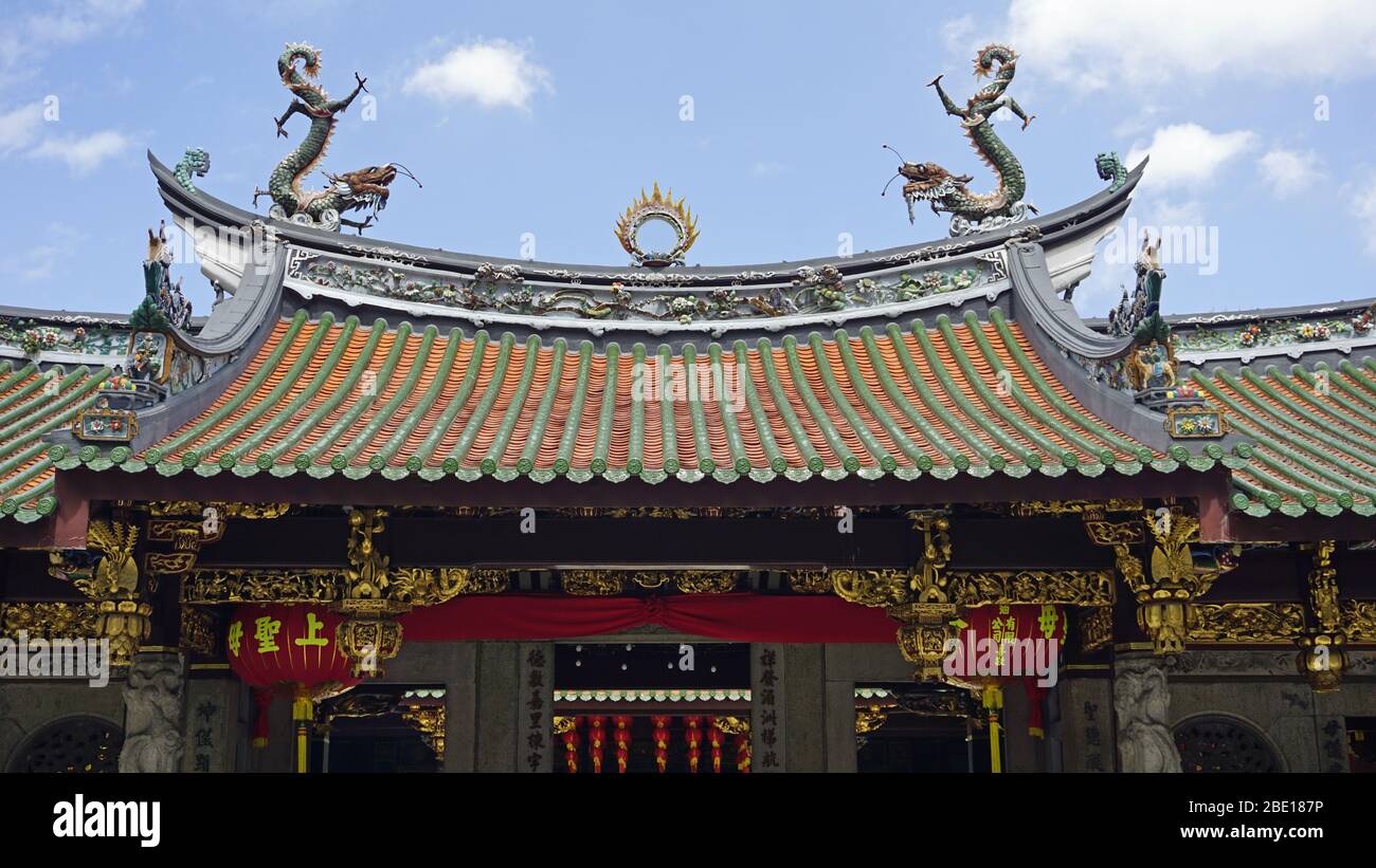 colorful chinese temple in the city of singapore Stock Photo - Alamy