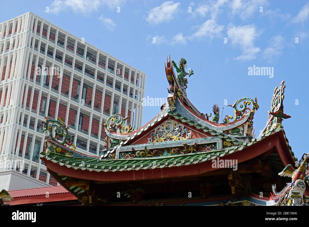 colorful chinese temple in the city of singapore Stock Photo - Alamy