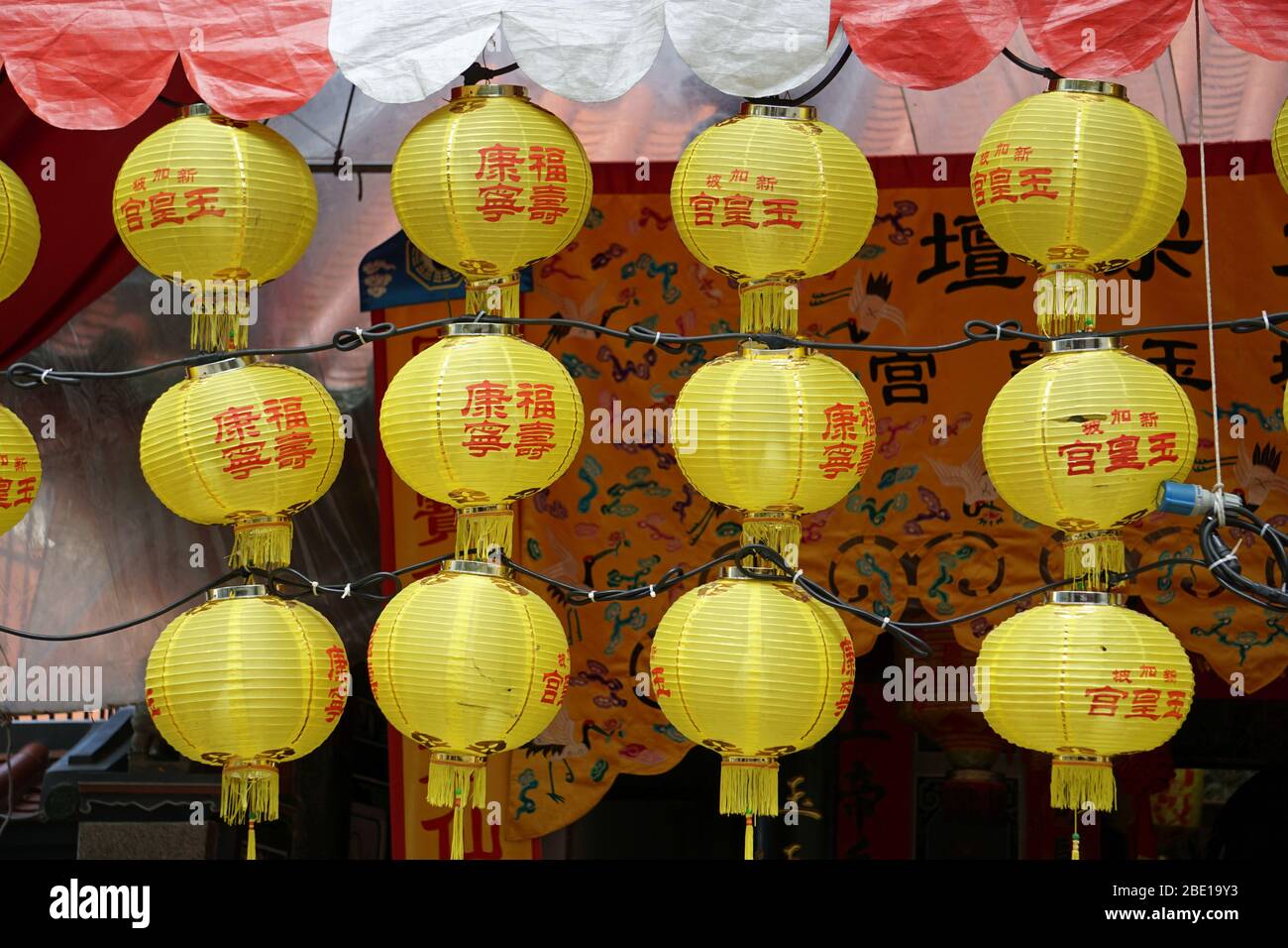 colorful chinese temple in the city of singapore Stock Photo - Alamy