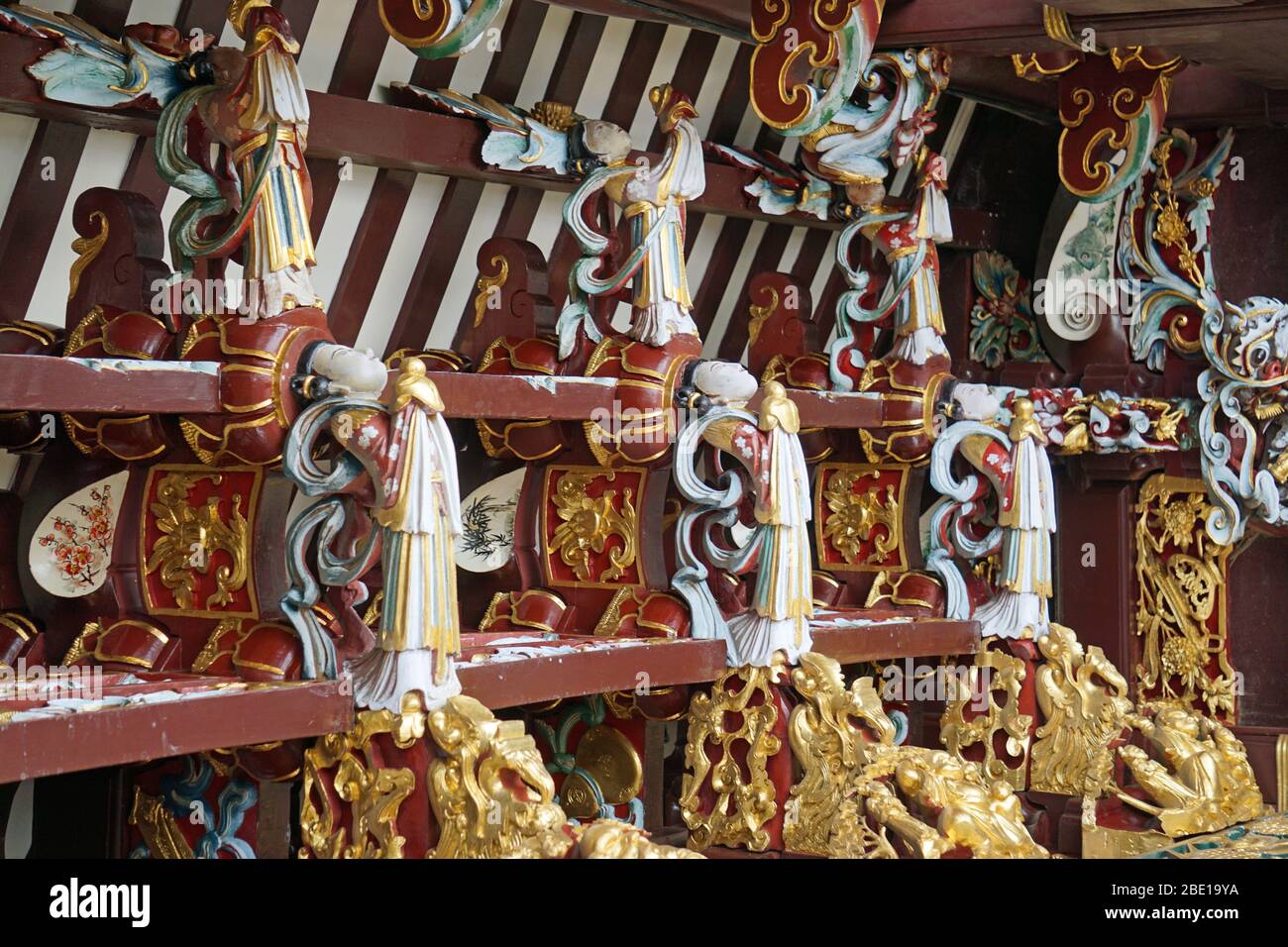 colorful chinese temple in the city of singapore Stock Photo - Alamy
