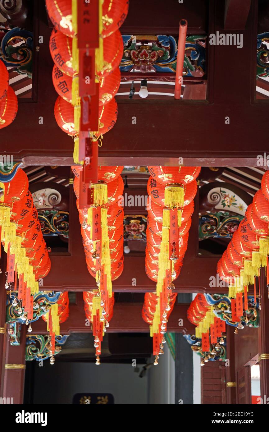 colorful chinese temple in the city of singapore Stock Photo - Alamy