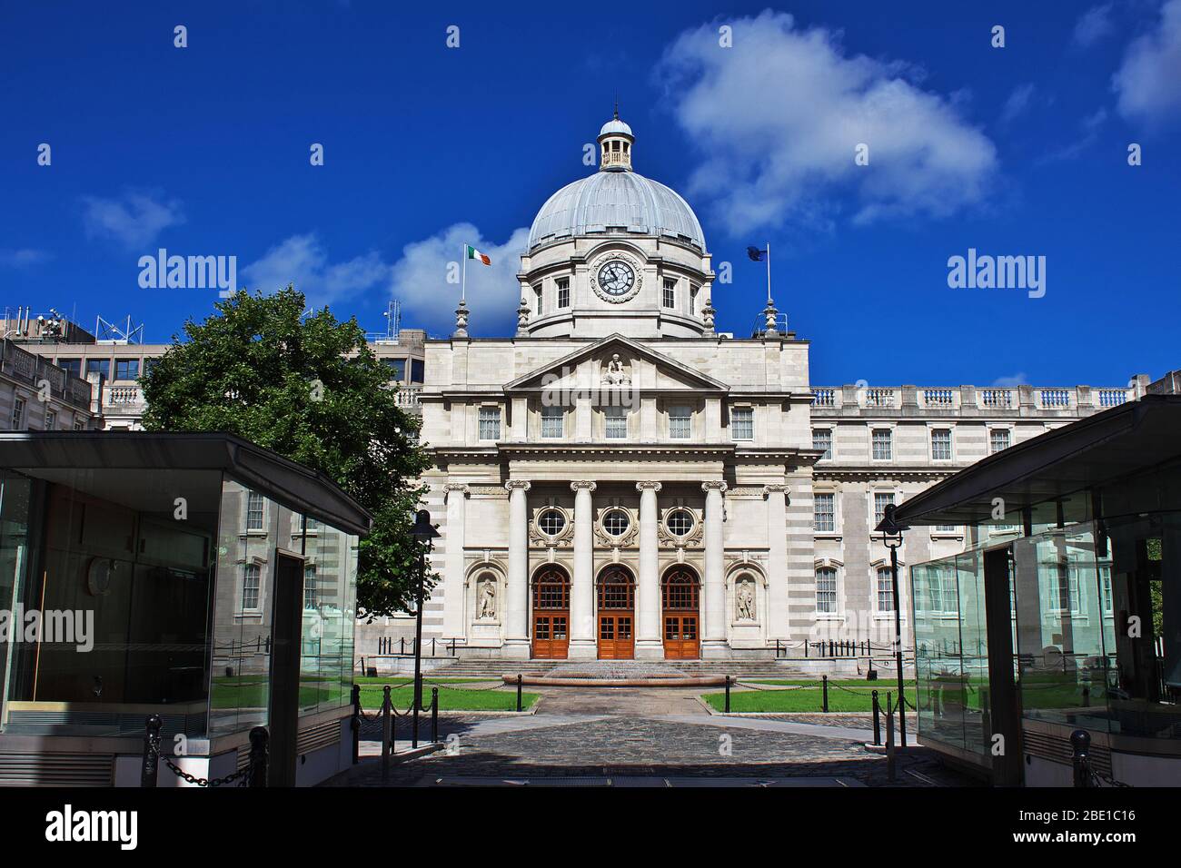 Street light dublin castle hi-res stock photography and images - Alamy