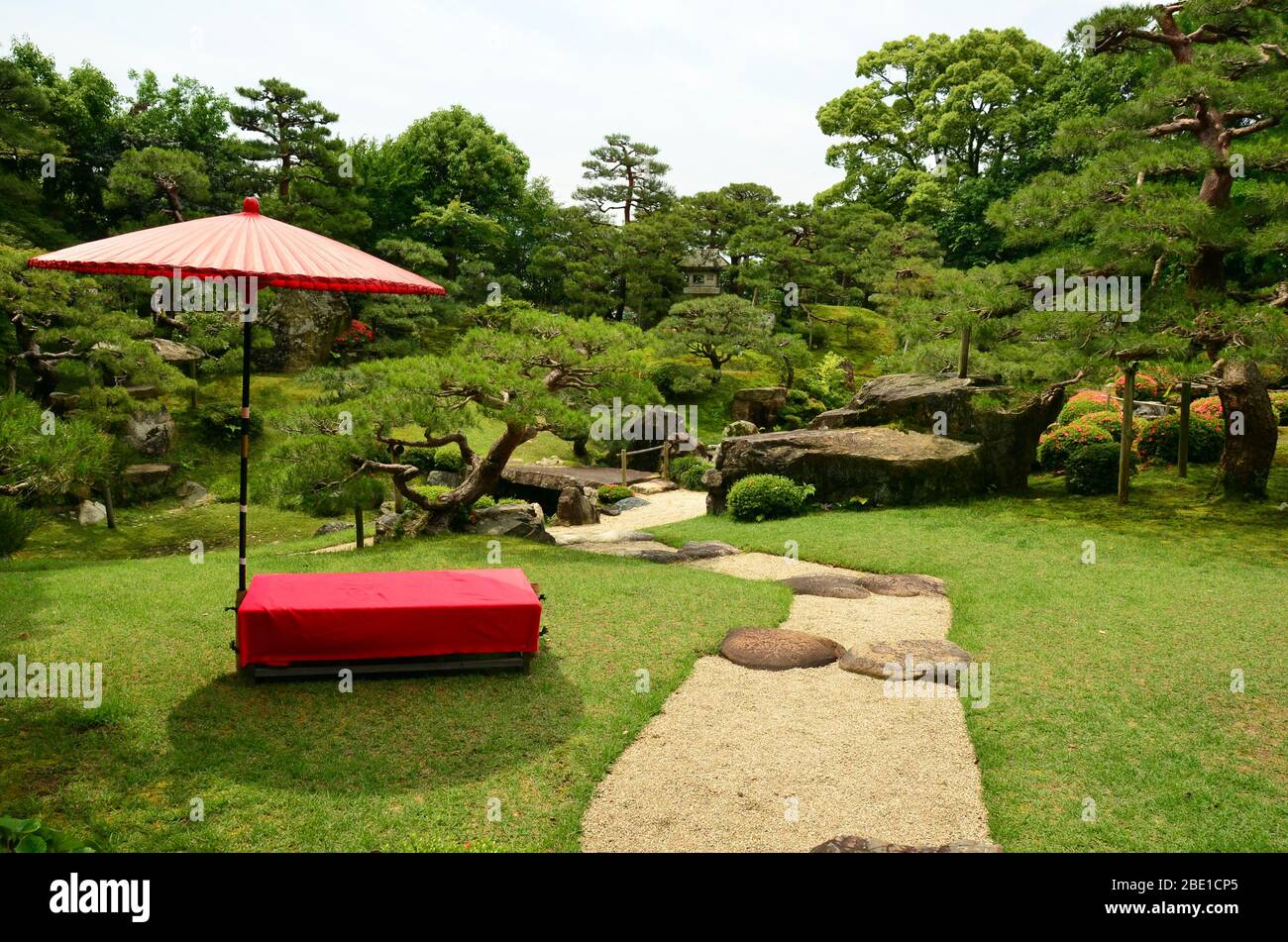 Red bench japanese garden hi-res stock photography and images - Alamy
