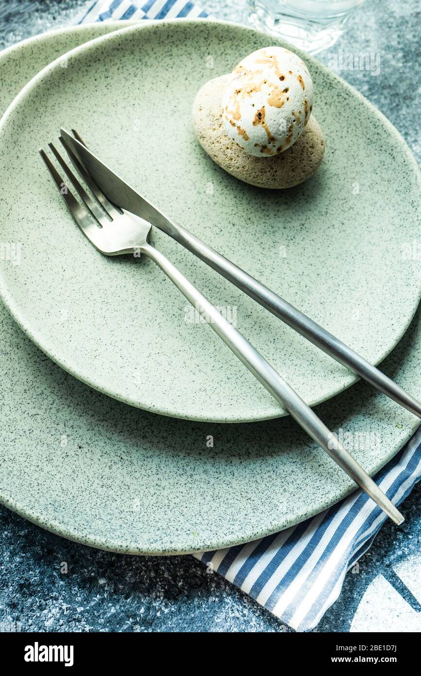 Summer table setting with plates and cutlery decorated with sea stars ...