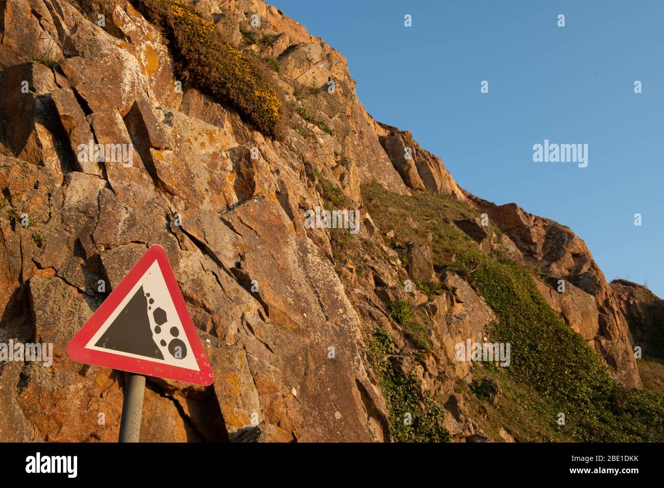 Rockfall warning sign hi-res stock photography and images - Alamy