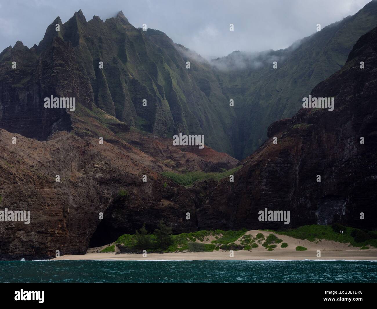Sheer cliffs of na pali coast hi-res stock photography and images - Alamy
