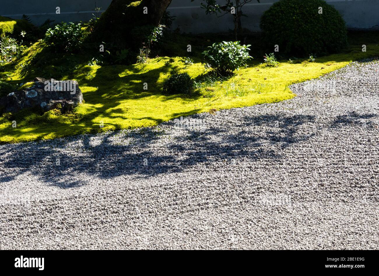 Traditional Japanese rock and sand garden Stock Photo - Alamy