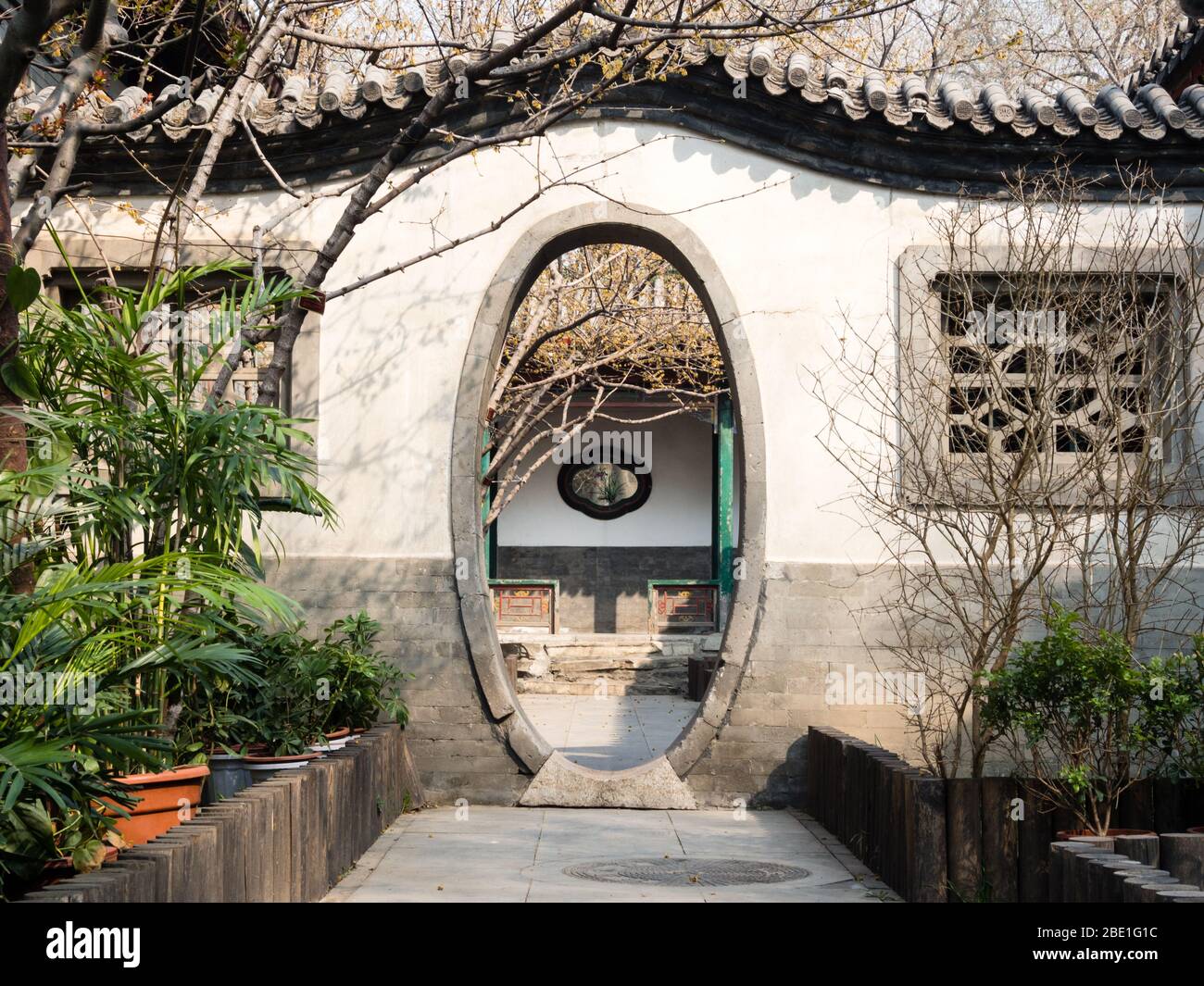 Circle entrance chinese garden hi-res stock photography and images - Alamy