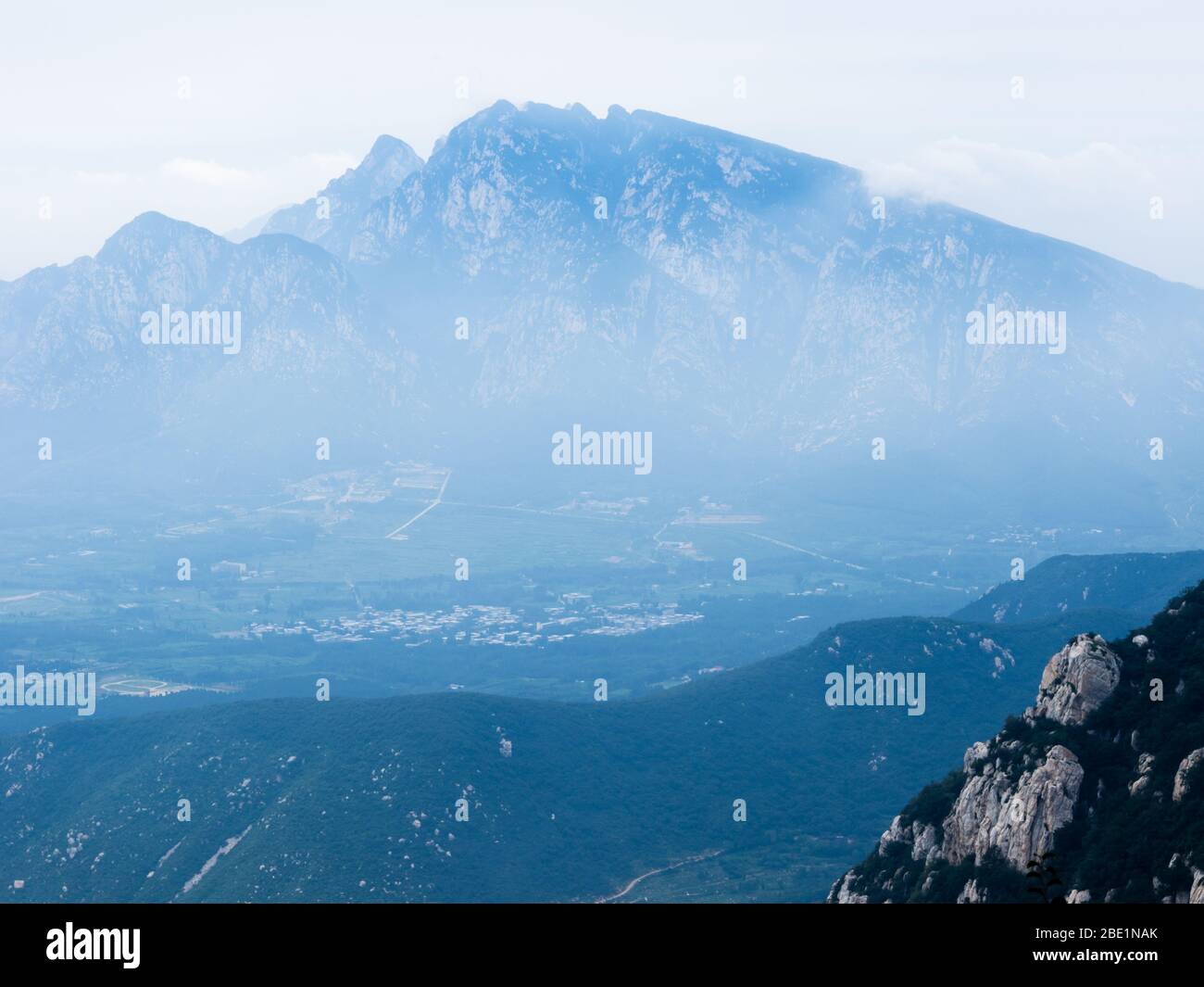Sacred taoist Songshan mountains with view of Dengfeng city below Stock ...