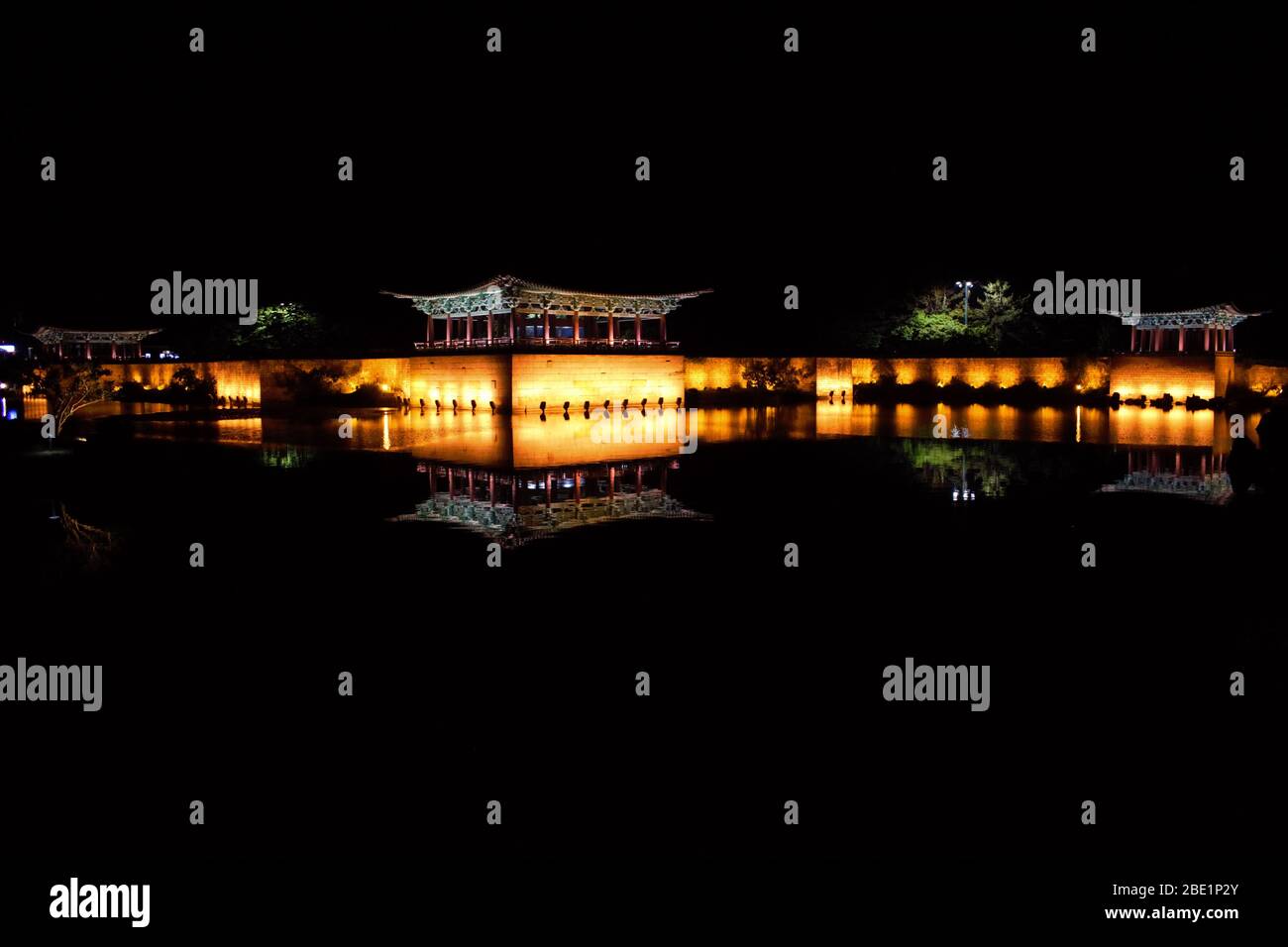 Korean palace pond hi-res stock photography and images - Alamy