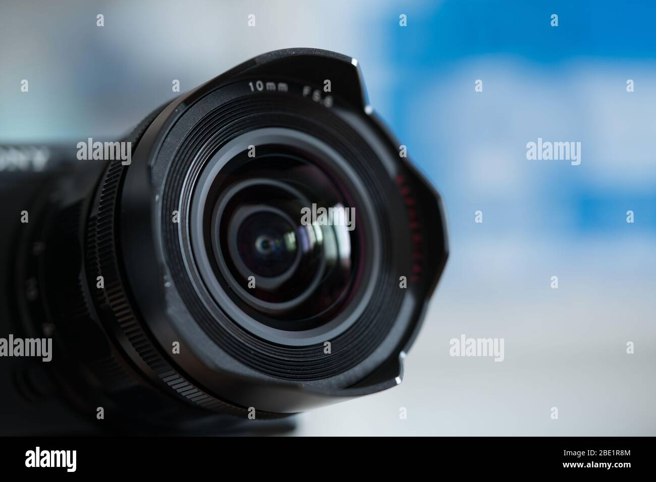 DSLR mirrorless camera with wide-angle lens Stock Photo - Alamy