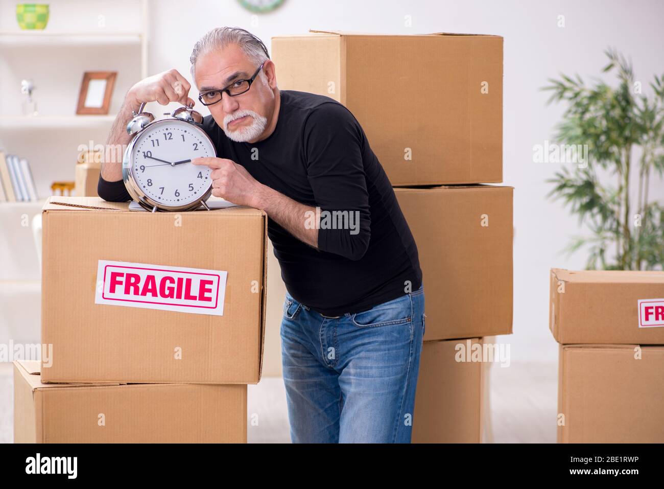 Old professional mover doing home relocation Stock Photo - Alamy