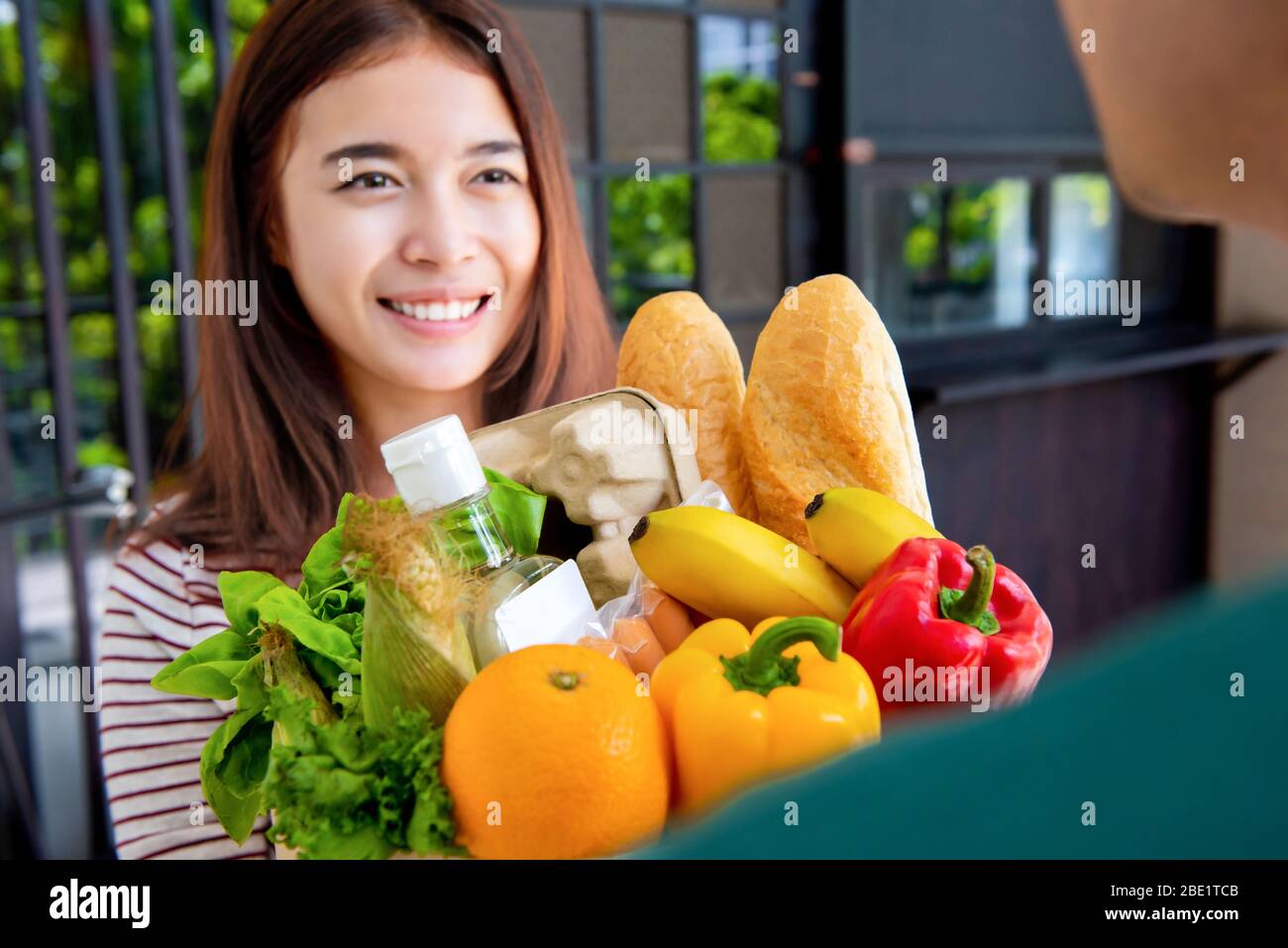 Delivery door female hi-res stock photography and images - Alamy