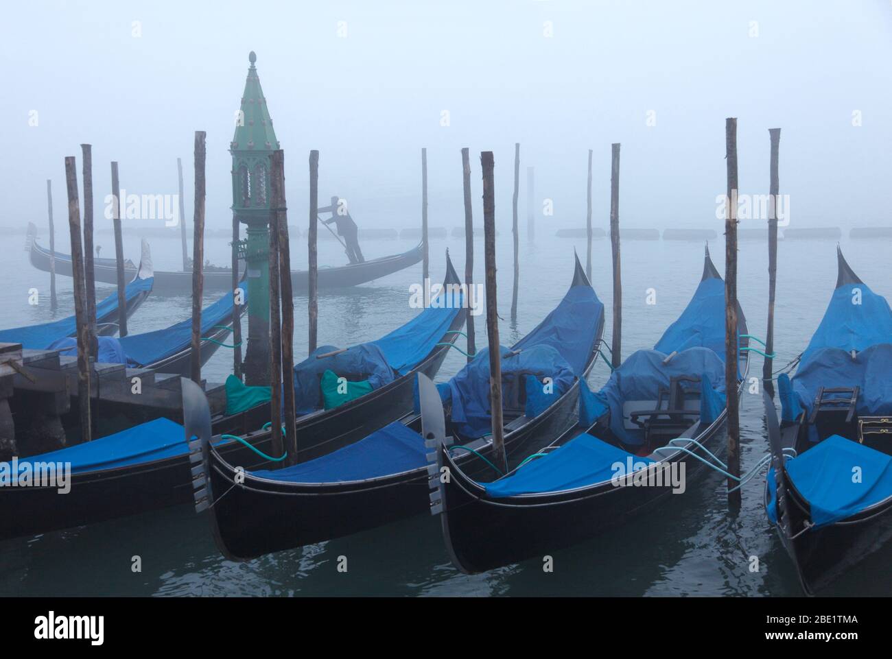 Gondeln im nebel hi-res stock photography and images - Alamy